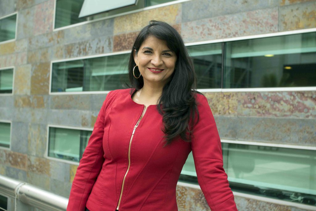 Yanine Robledo Magnata: el liderazgo femenino desde la minería – Letra ...